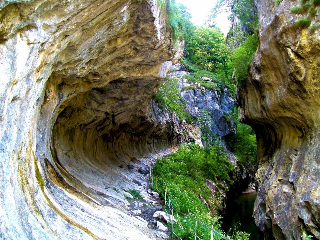 Cheile lui Hercule, zona de la marginea Banatului desprinsă parcă din ...