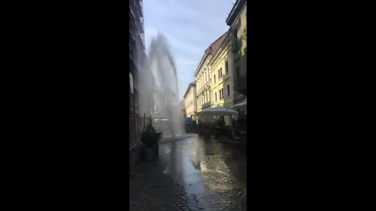 Gheizer în centrul Timișoarei: o conductă de apă s-a spart, aruncând ...