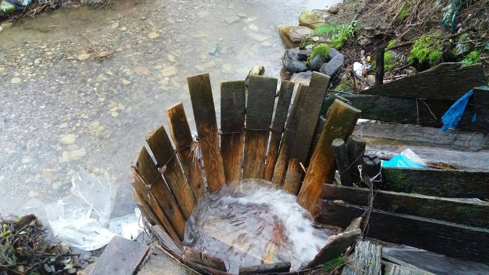 TRADIȚIE Vâltoarea, „mașina de spălat naturală” încă folosită de ...