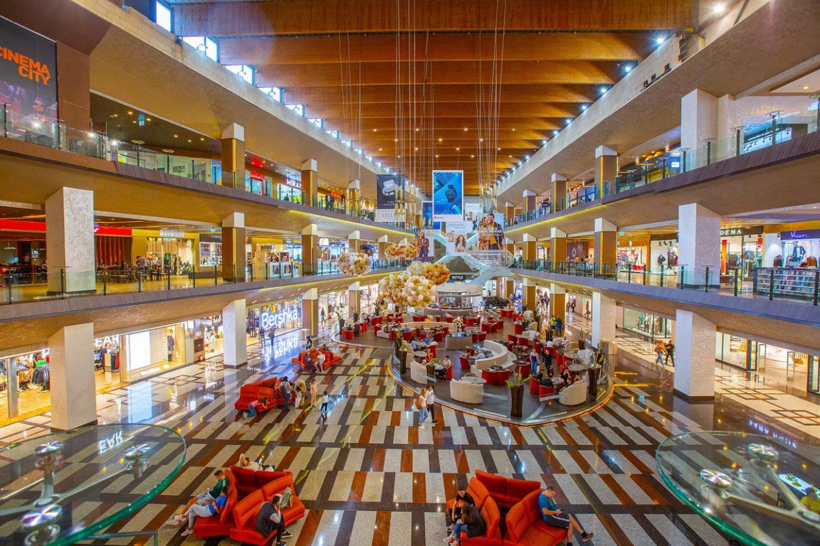 Iulius Town Timișoara a redus capacitatea food court-ului cu 30% pentru ...