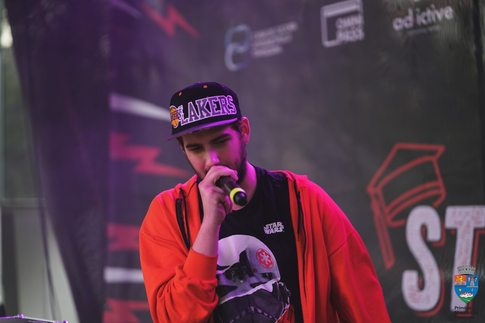 Woodie pregătește discul de debut și „se bate“ pentru titlul de cel mai ...