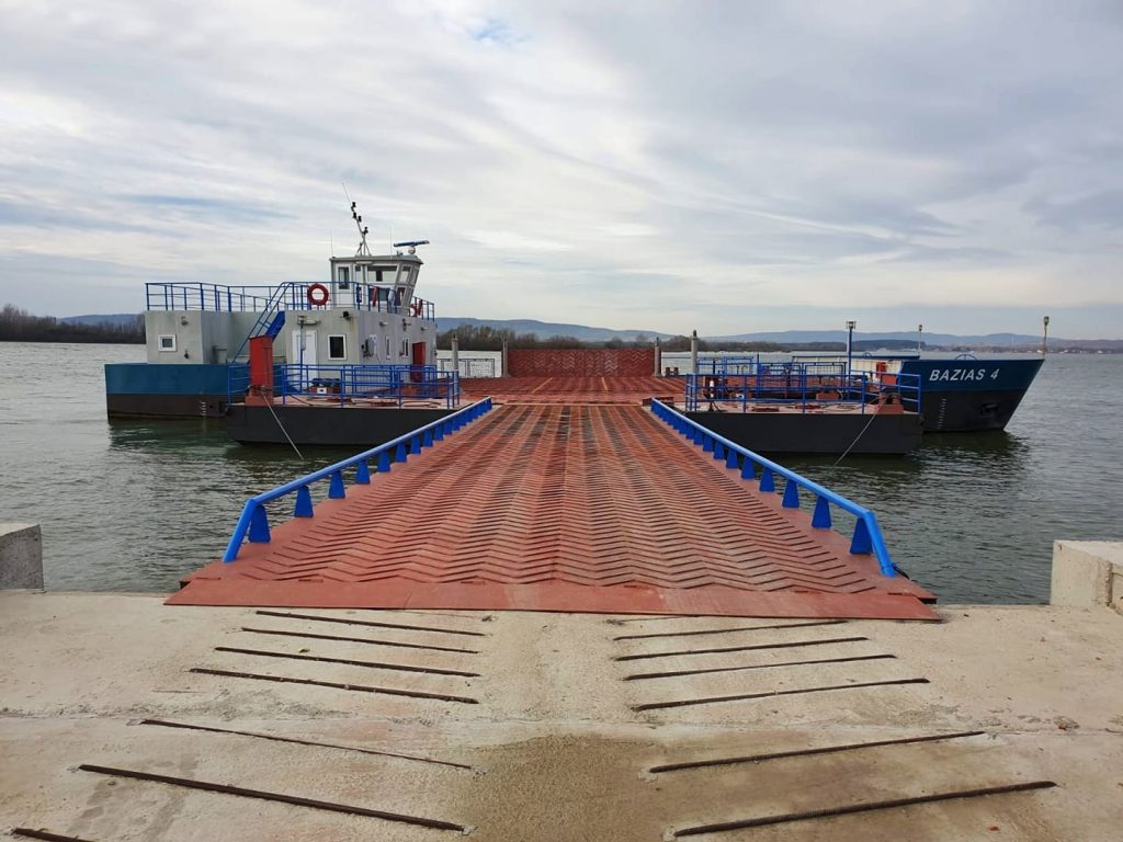 S-au reluat cursele cu bacul peste Dunăre, între România și Serbia