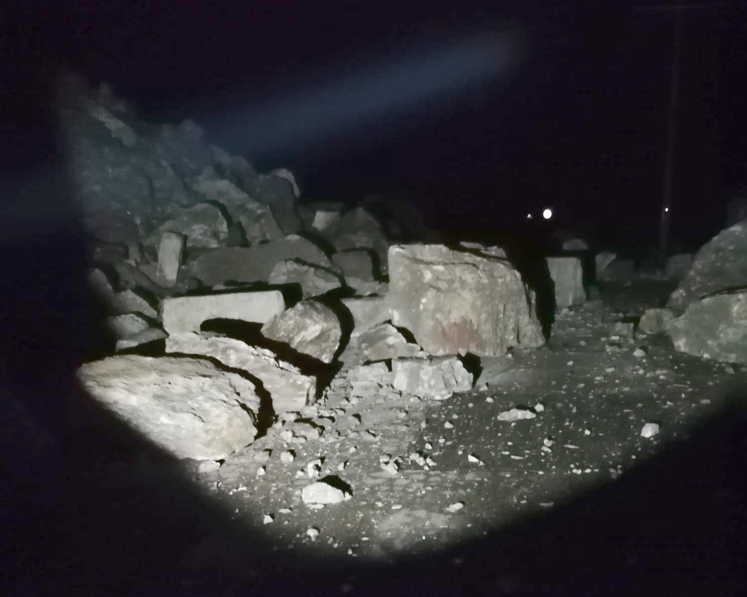 Drum naţional din vestul ţării, blocat complet de bolovani şi stânci ...