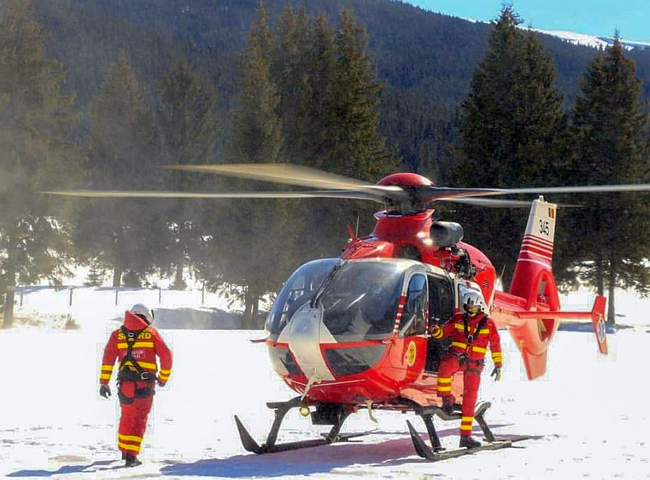 Schior rănit pe pârtie în Muntele Mic, preluat de un elicopter SMURD