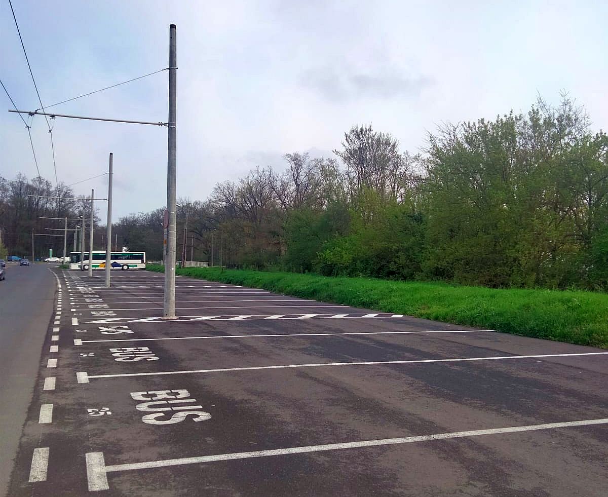 Locuri de parcare special amenajate pentru autocarele turiștilor, la ...