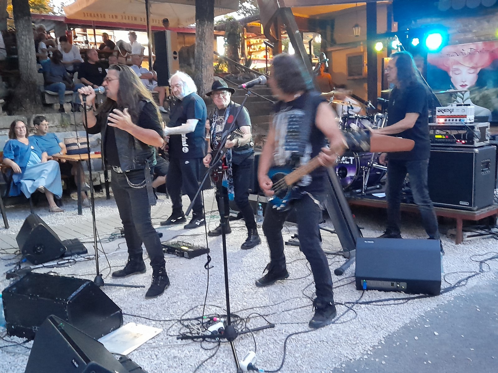 Seară de nostalgie colorată cu „melodii despre iubire și lucruri ...