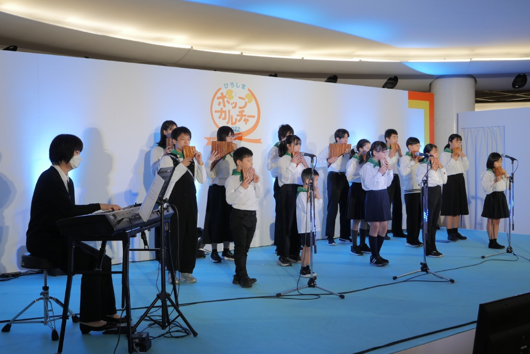 Corul de copii și tineri din Japonia care cântă la naiuri confecționate ...