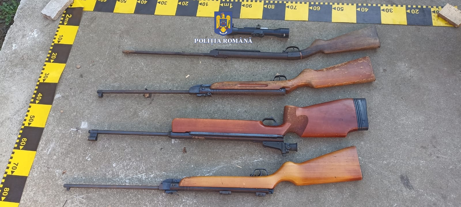 Mai multe arme cu aer comprimat și o lunetă, confiscate de polițiști ...