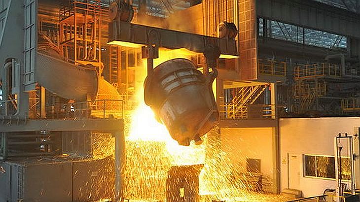 Incident la combinatul siderurgic din Reșița. O oală cu oțel topit s-a ...