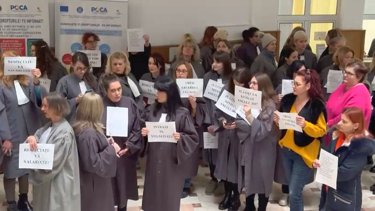 Protest spontan al grefierilor la Palatul Dicasterial din Timișoara