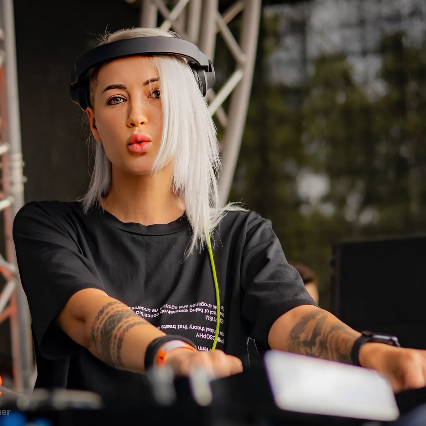 Fetele iubesc muzica techno: Nusha revine la Timișoara la o petrecere în cadrul căreia mixează ...