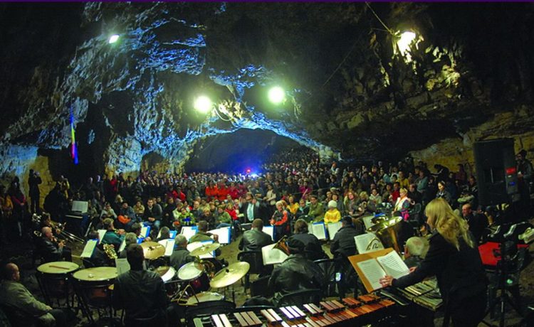 Tradiționalul concert de la peştera Româneşti, la a 40-a aniversare